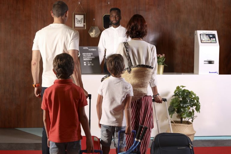 Máqunas de check-in automático para hoteles | Roommatik